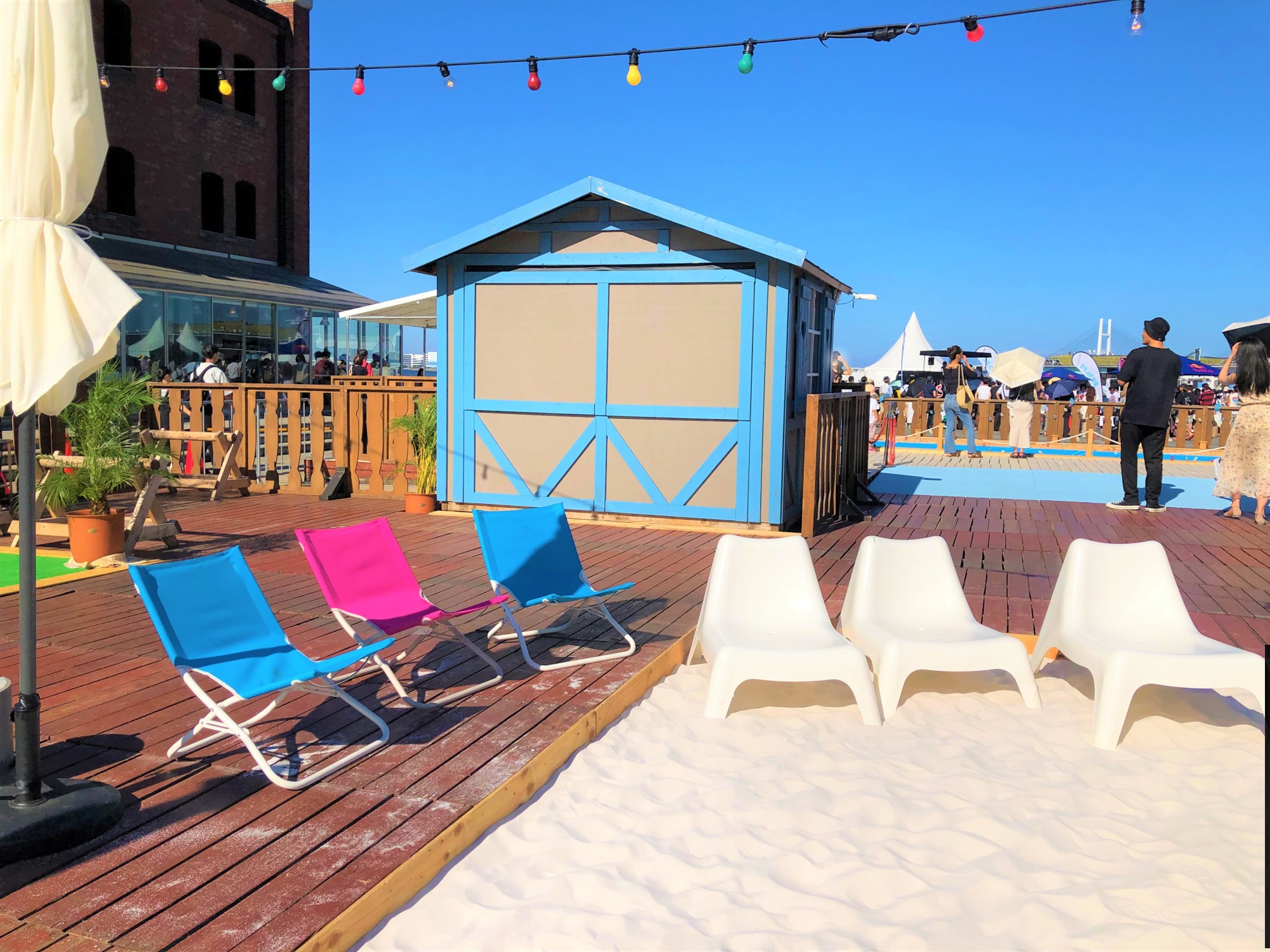 横浜赤レンガ倉庫の夏のイベント「Red Brick Island 2023」初日に行ってきました！毎年恒例の白いビーチが今年も出現！今年はタイ ...